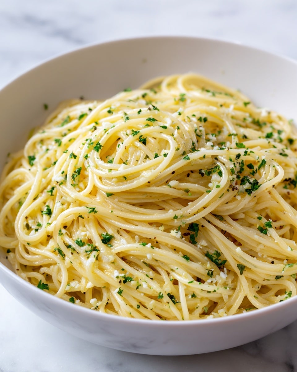 Spaghetti with Clams in Garlic and White Wine: Flavorful Coastal Pasta
